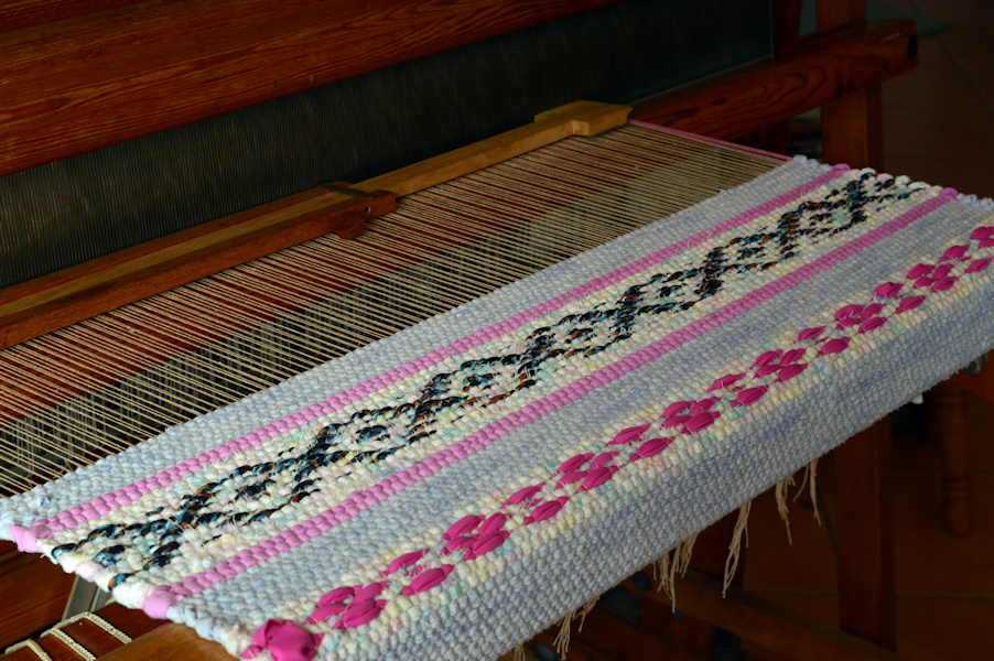 Handwoven: The Marshmallow Rag Rug – sewTREEFROG